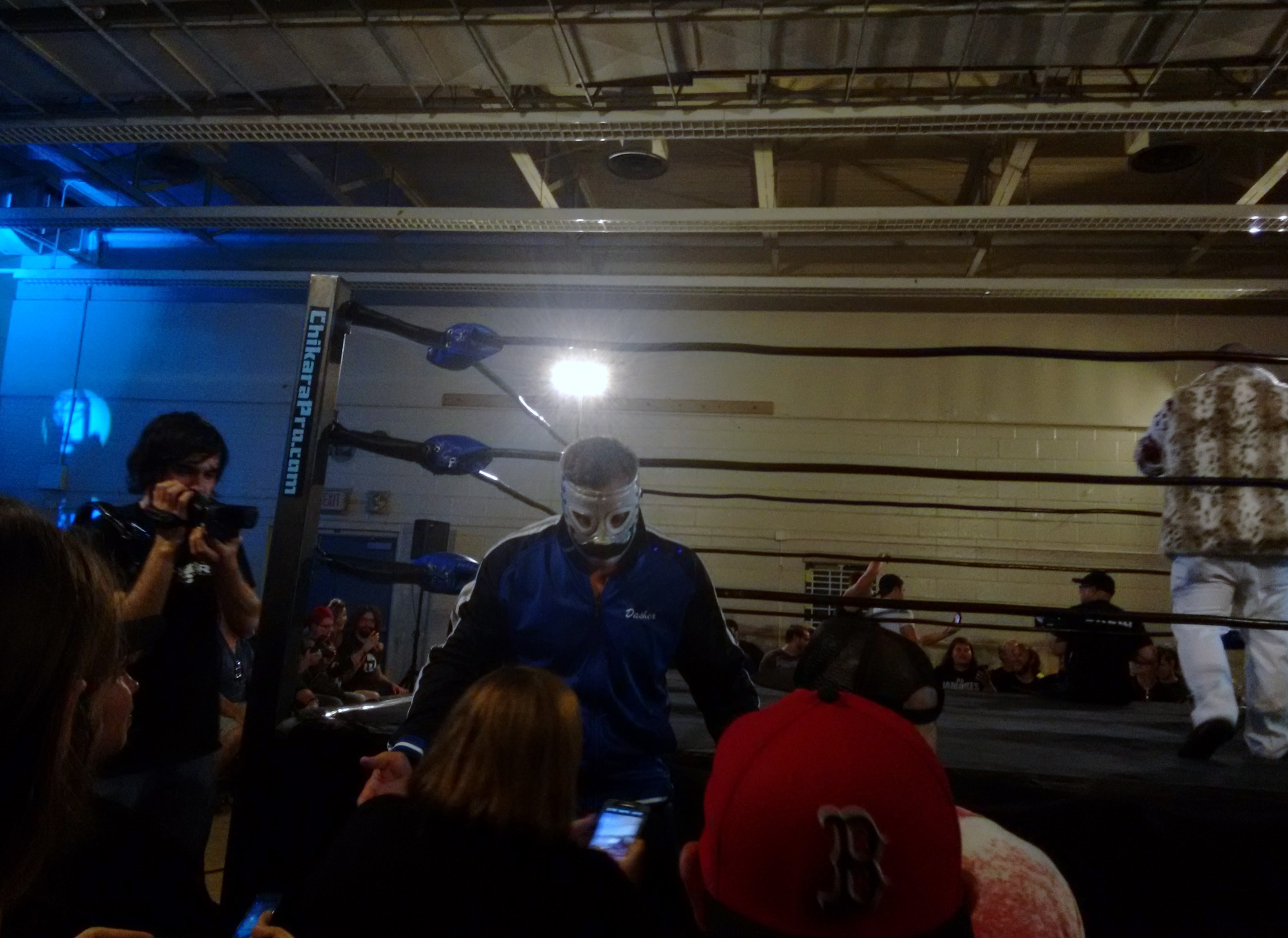 07-Dasher Hatfield entrando al ring | Can It Be All So Simple